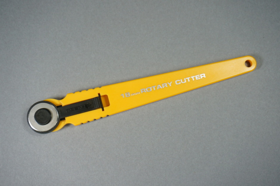 回転刃で紙や布などを自在に切れる！OLFA「ホビーロータリー（172B）」レビュー | interact