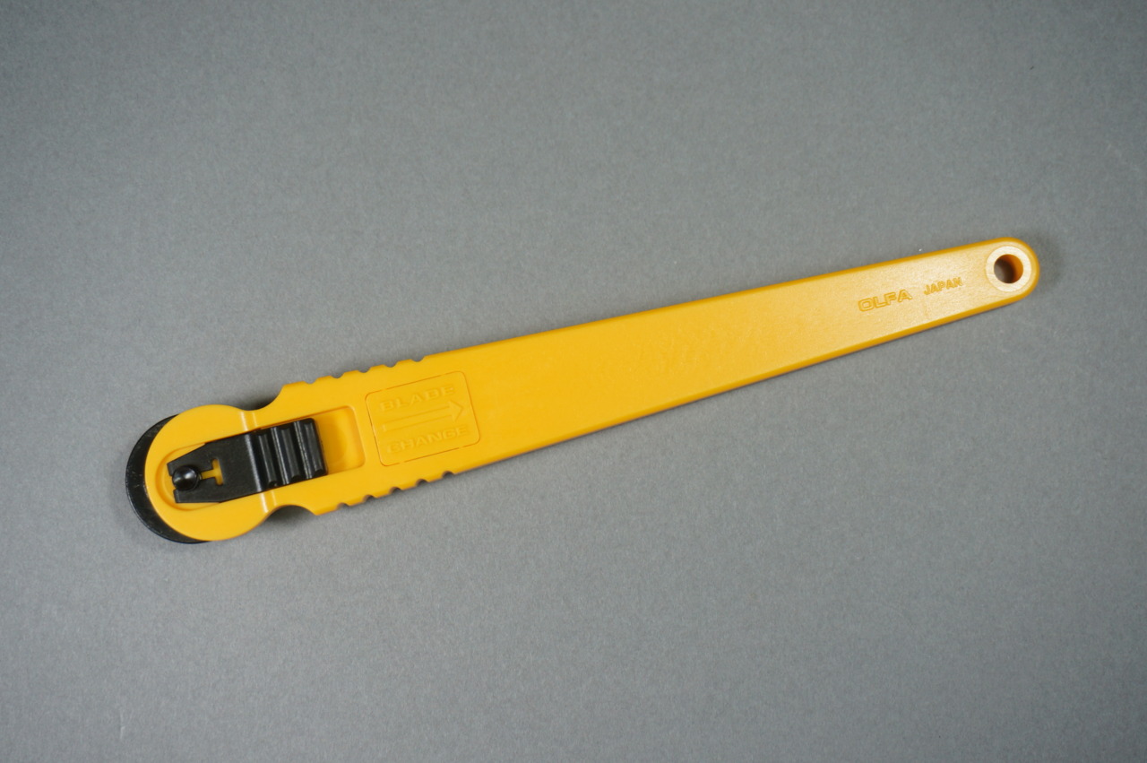 回転刃で紙や布などを自在に切れる！OLFA「ホビーロータリー（172B）」レビュー | interact