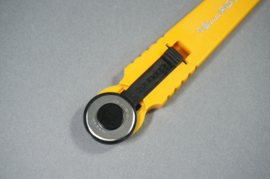 回転刃で紙や布などを自在に切れる！OLFA「ホビーロータリー（172B）」レビュー | interact