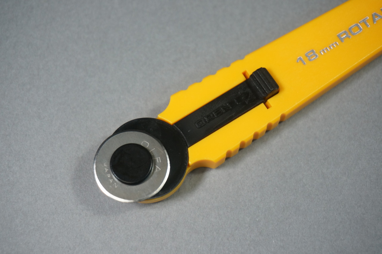 回転刃で紙や布などを自在に切れる！OLFA「ホビーロータリー（172B）」レビュー | interact