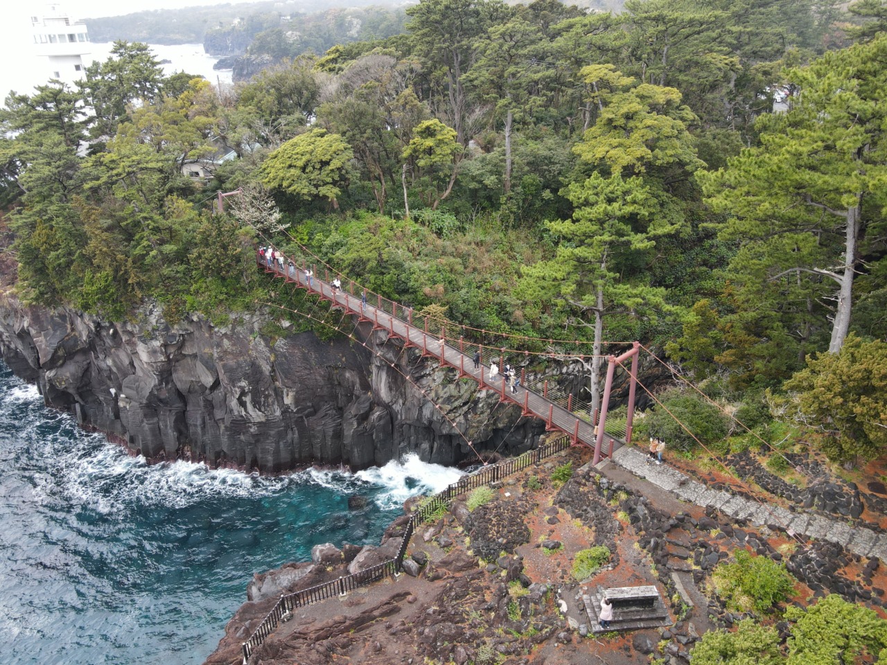 断崖絶壁を渡る為の赤い橋！伊東の城ヶ崎海岸にある「門脇吊橋」を訪れる | interact